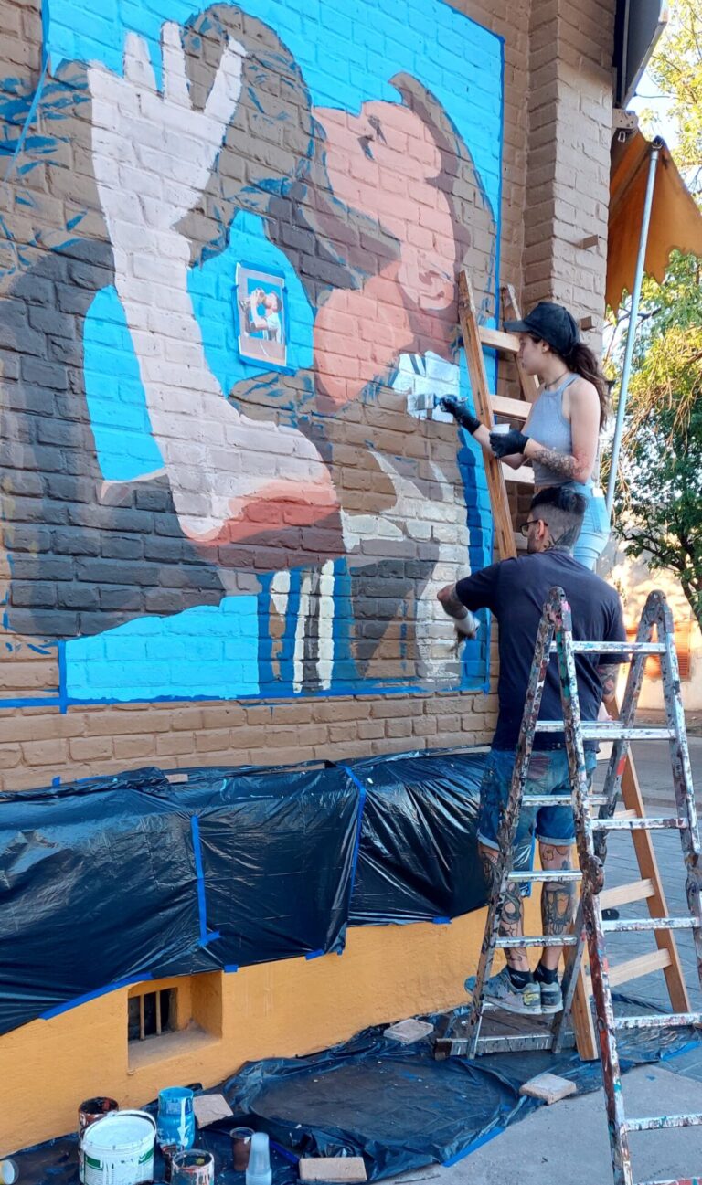 El artista plástico, Patxi Mazzoni, pintó un mural de Lionel Messi en ...