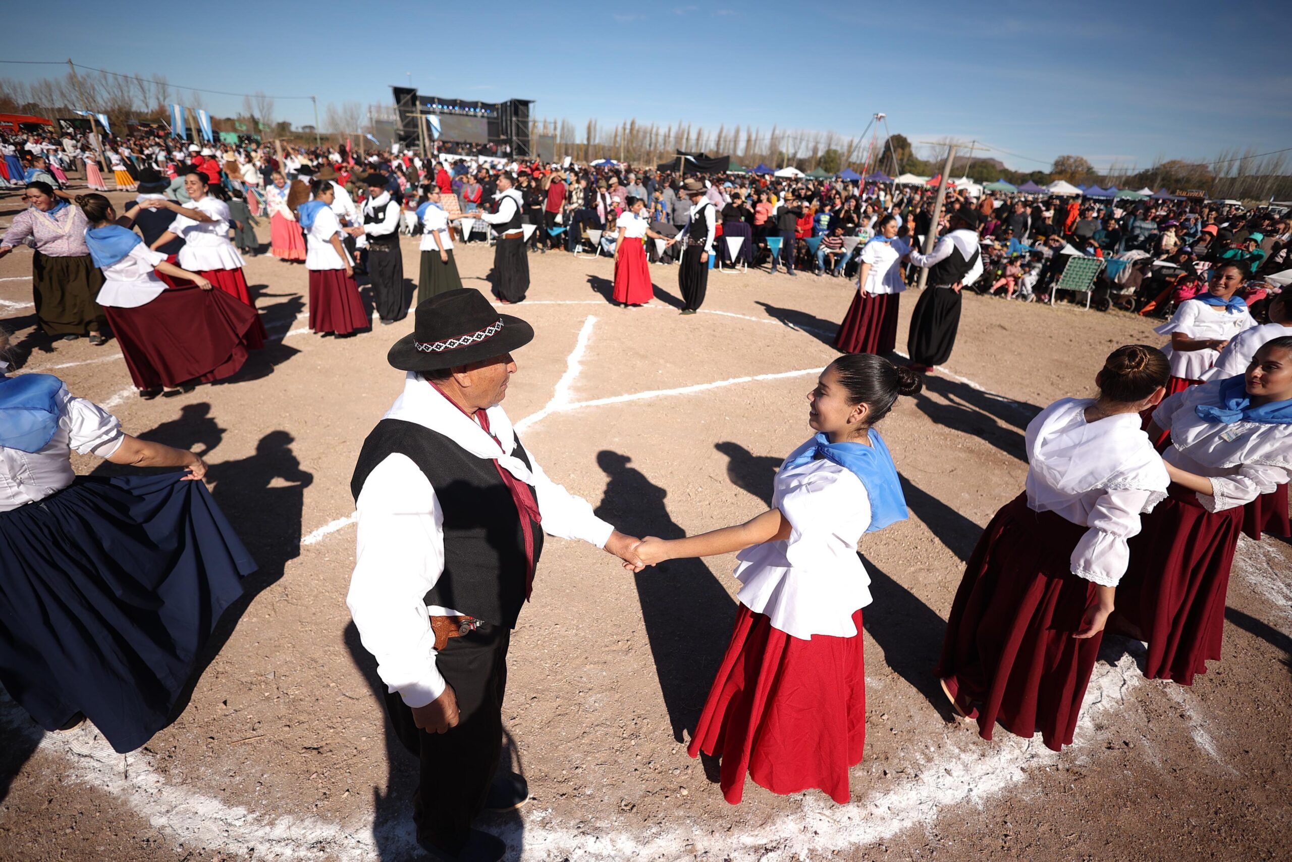 Volvió el Pericón más grande de todos y más de 700 parejas bailaron en ...